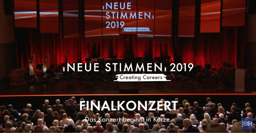 Vivi Bentin dolmetscht bei "Neue Stimmen 2019"
